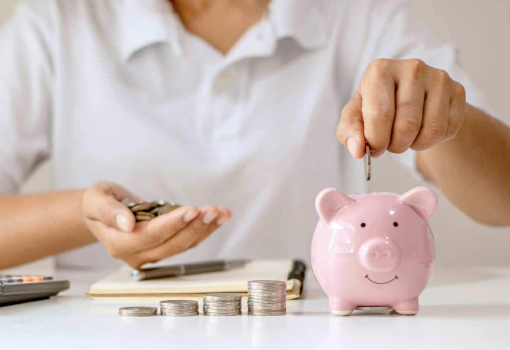 Skal jeg vælge månedlig opsparing eller aktiesparekonto?- Mikkel svarer ...